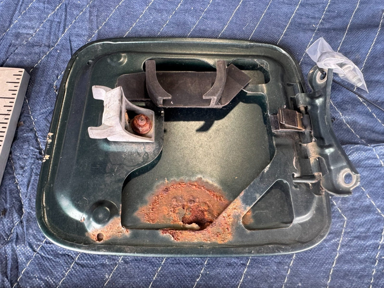 1998-2000 Toyota RAV4 Green Fuel Gas Door Exterior w/ Hardware OEM #22 ...